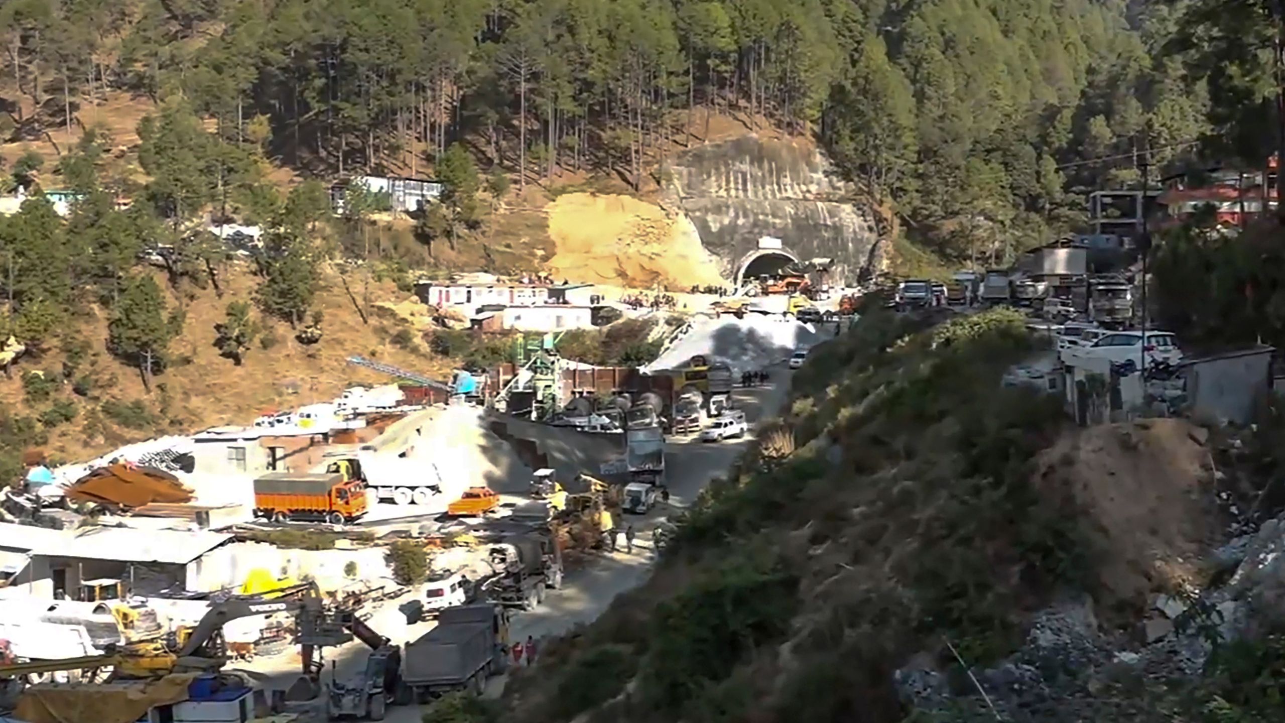 Uttarakhand: Tunnel Being Built on Yamunotri NH Partially Collapses, 36 Workers Trapped | NewsClick